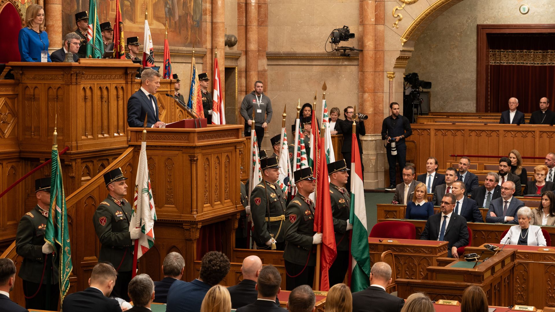 Sulyok már aláírta a fizetéscsökkentéseket, de a „lex Orbánt” még nem ...